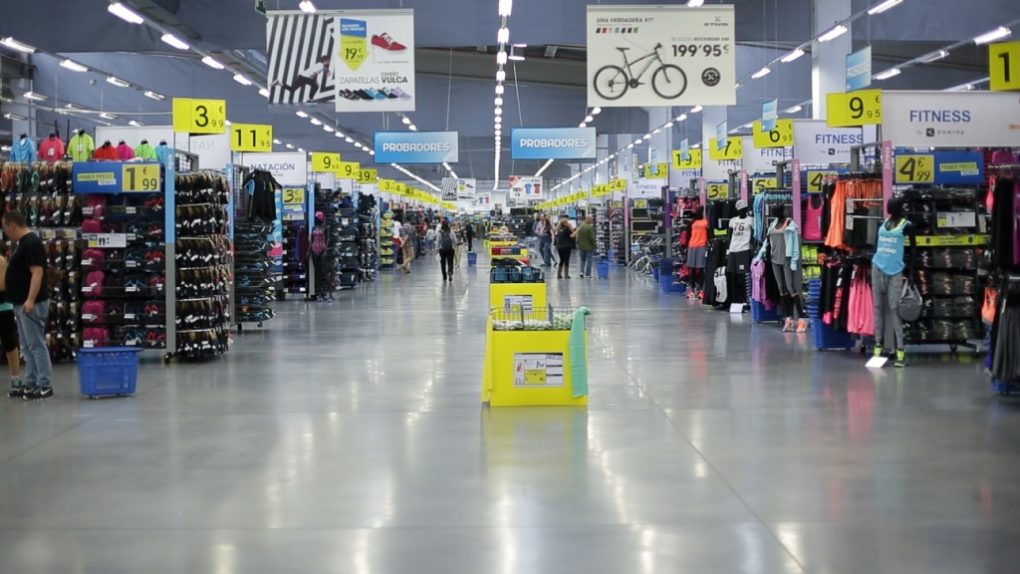Auditoría de un espacio de Decathlon e imagen de colectivos