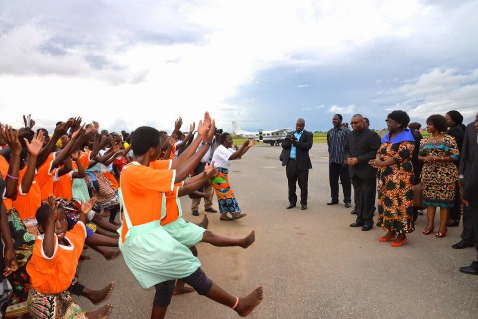 Moçambique Terra Queimada: Primeira Dama em Tete - 31-01-2015