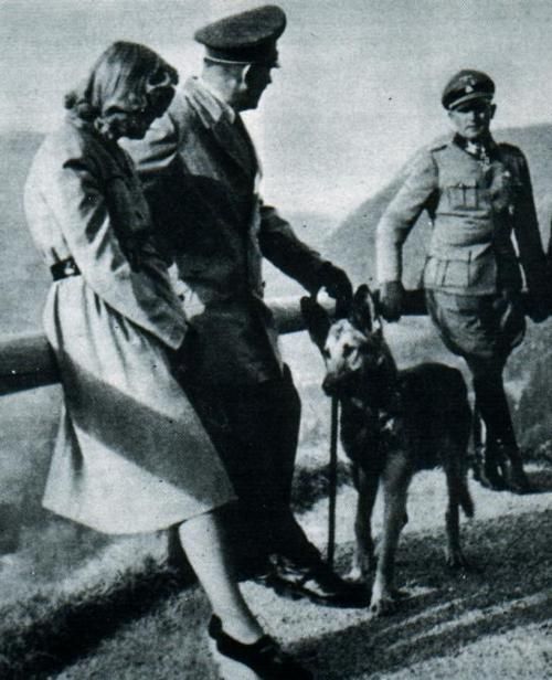 20 Vintage Photographs of Adolf Hitler and His Beloved Dog Blondi ...