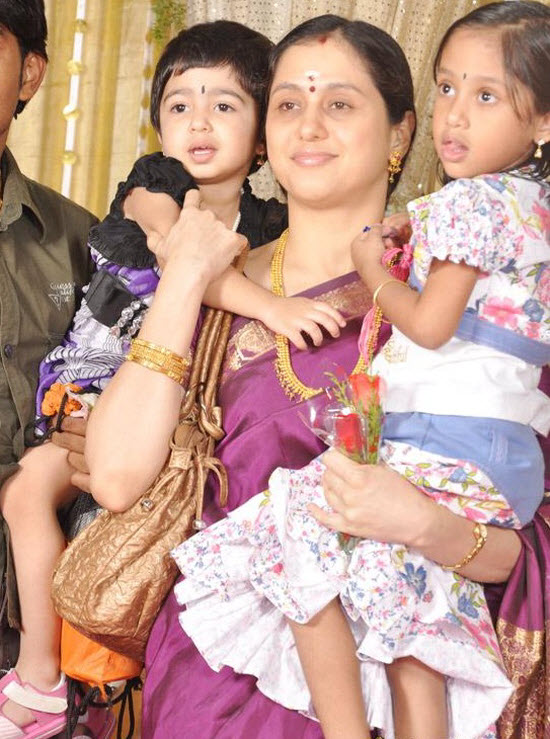 All World Wallpapers: Devayani With her Kids Pics