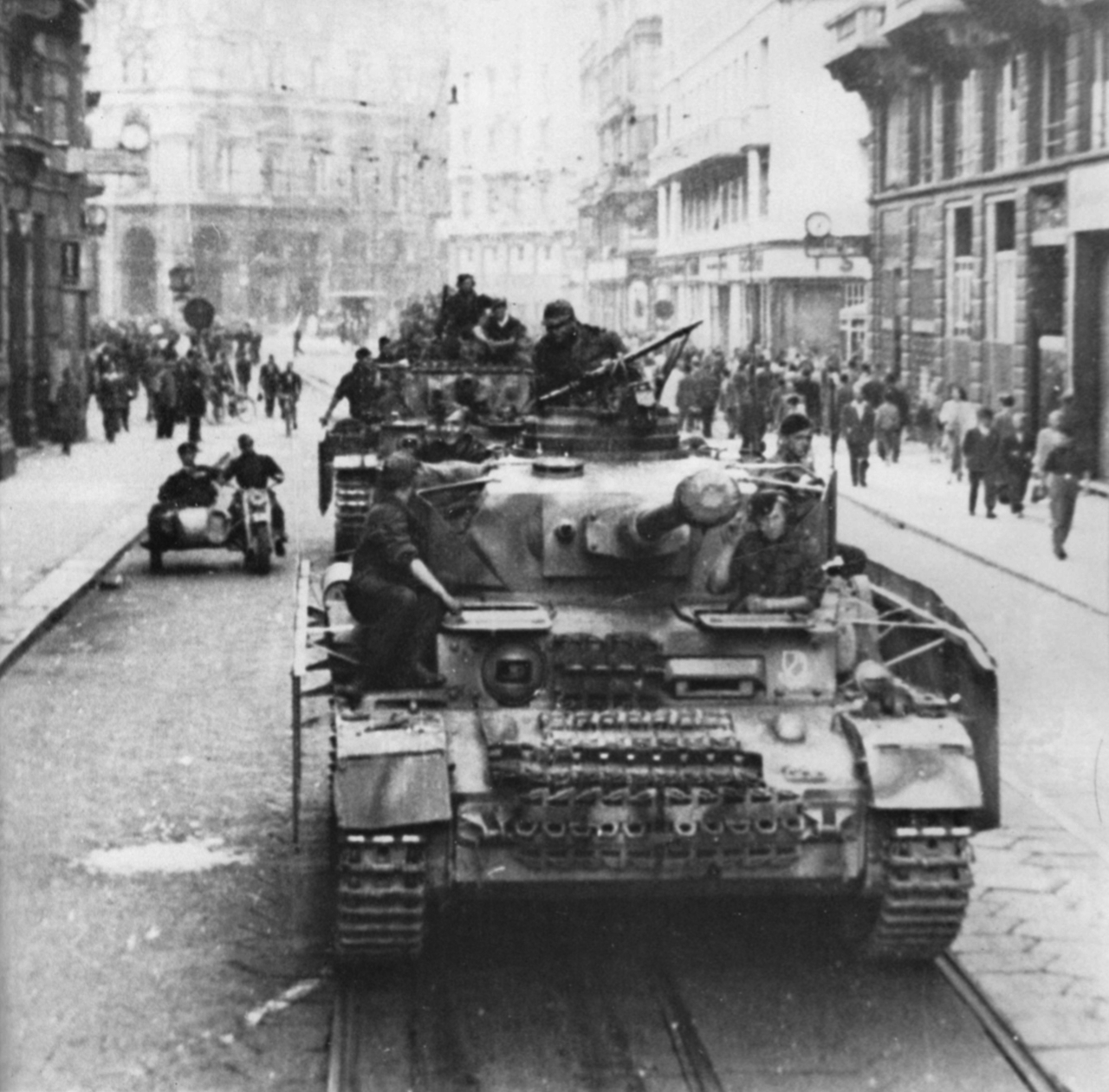 Panzermänner: Tanks of Leibstandarte on Parade in Milan