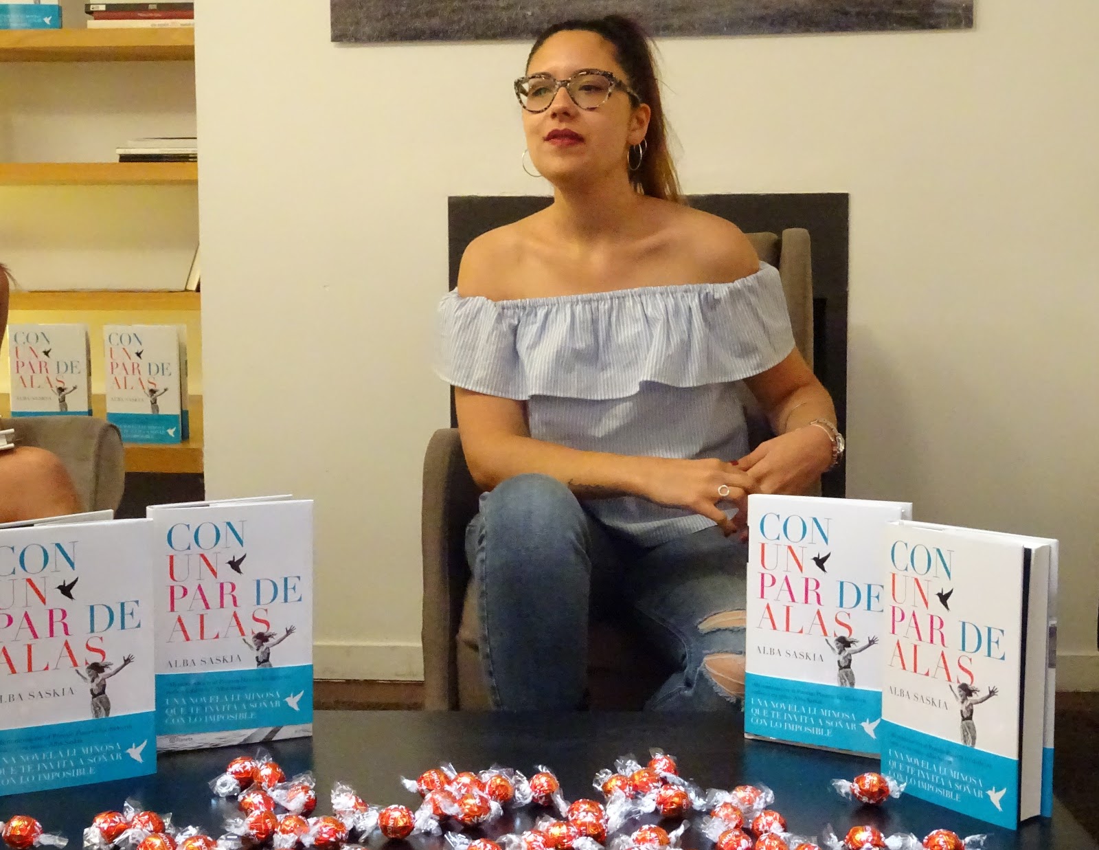 El Búho entre libros: CON UN PAR DE ALAS (ALBA SASKIA)