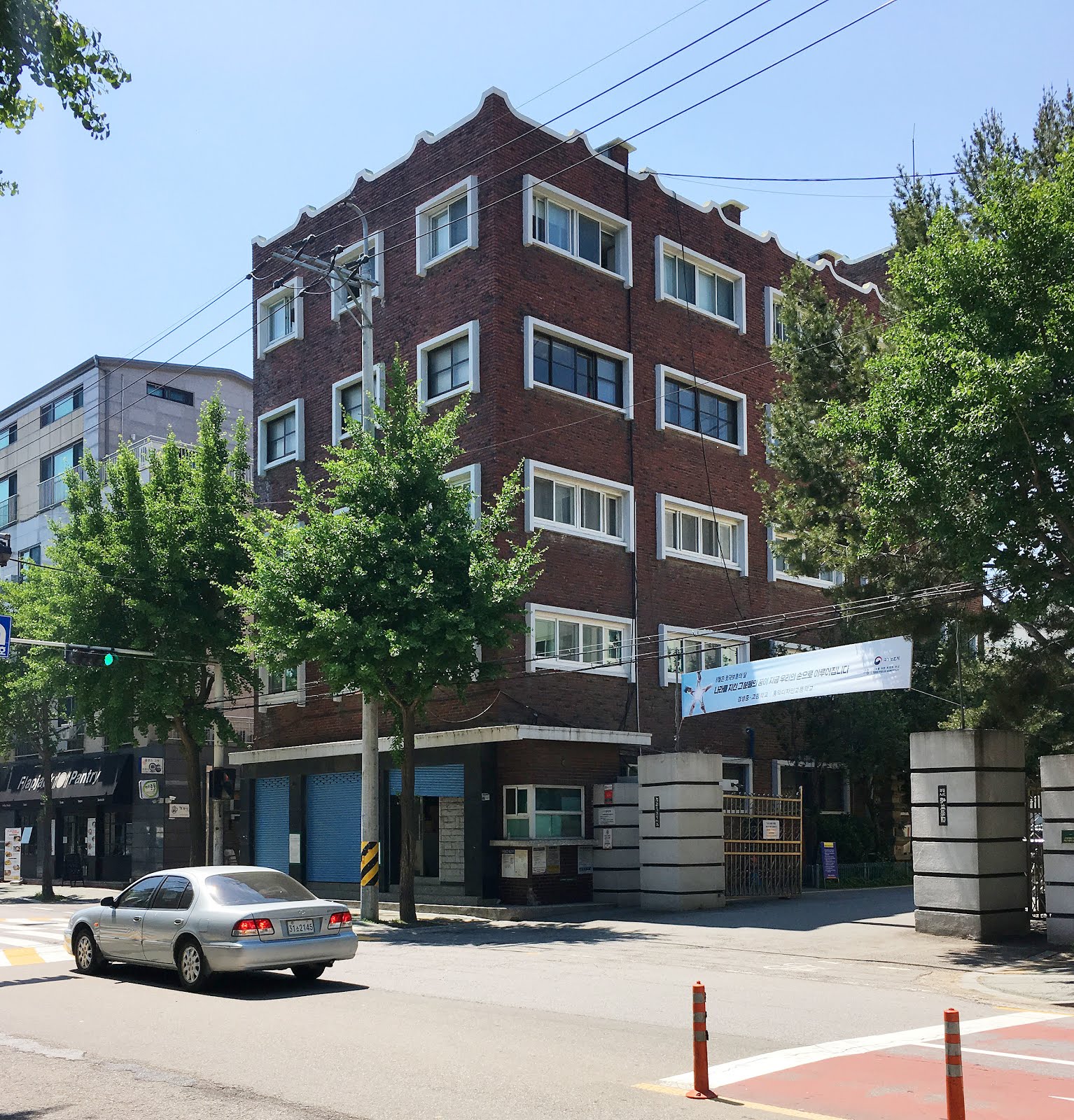 ordinary architecture in Seoul-13 : a school building in different seasons