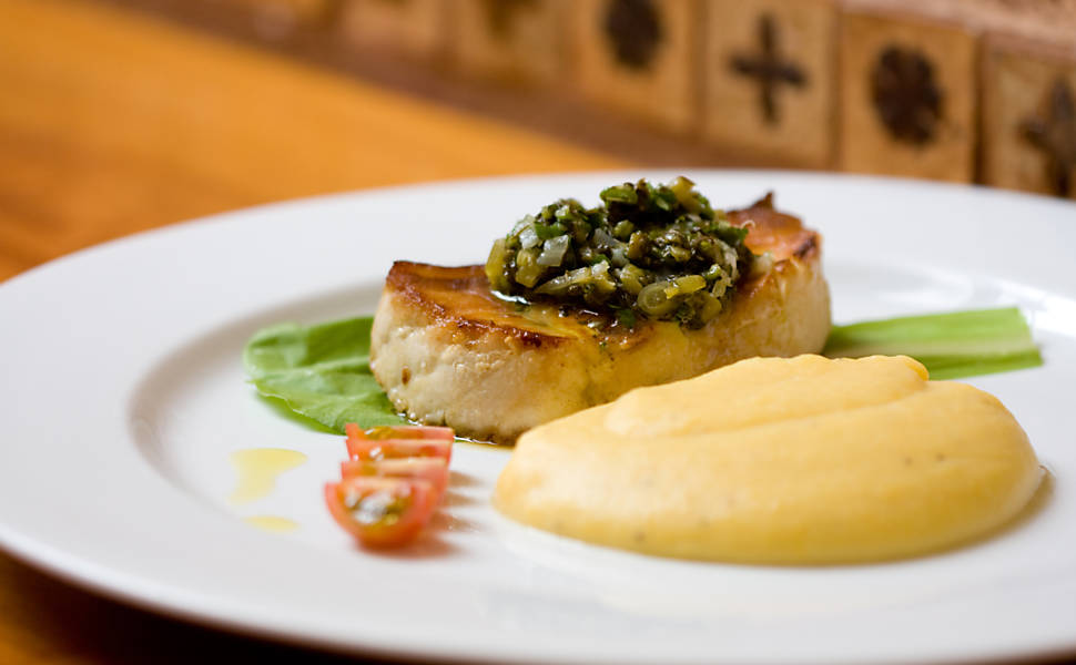 PEIXE AMAZÔNICO COM PURÊ DE BANANA-DA-TERRA