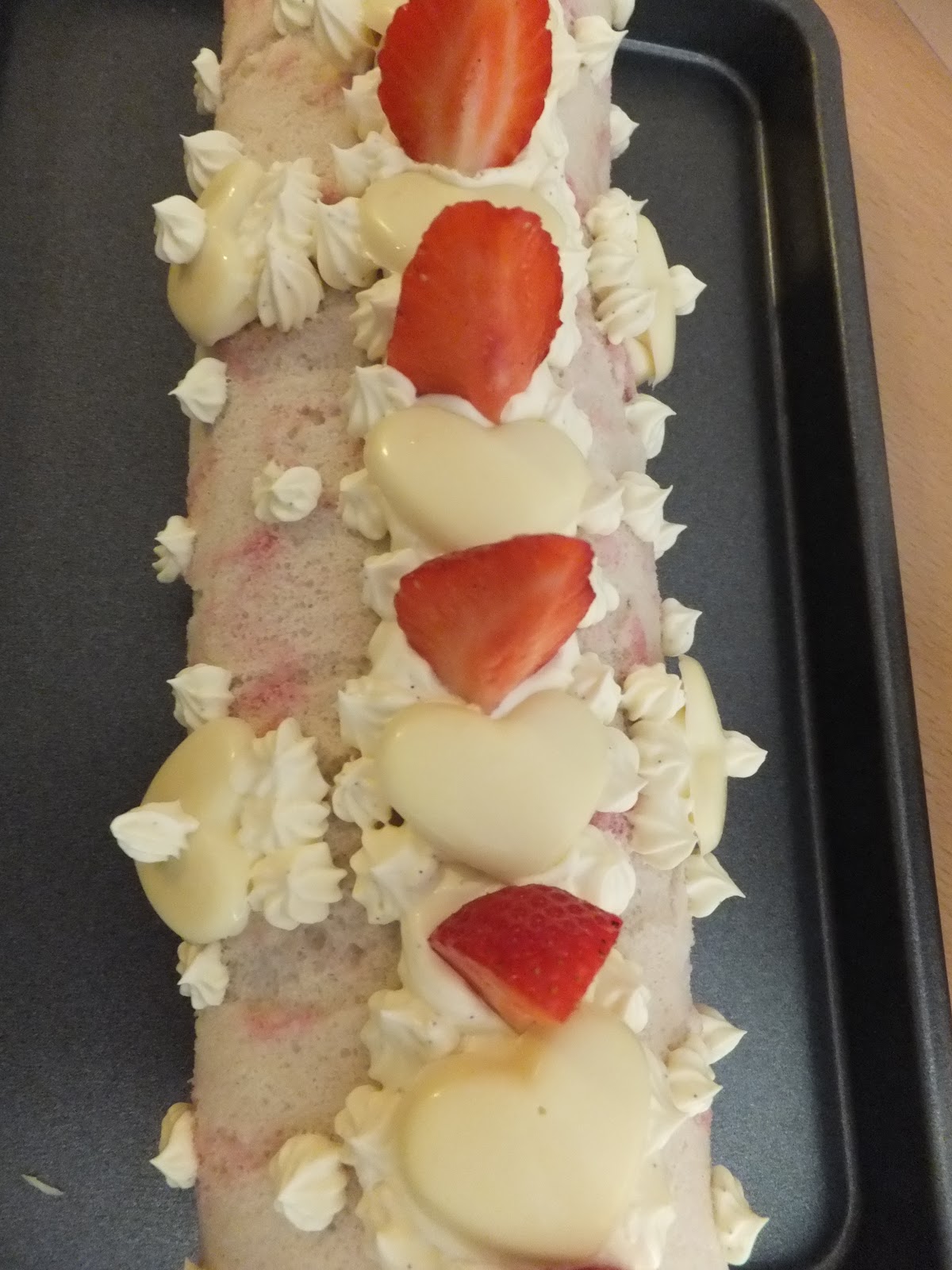 three2tea: Strawberry and White Chocolate Swiss Roll