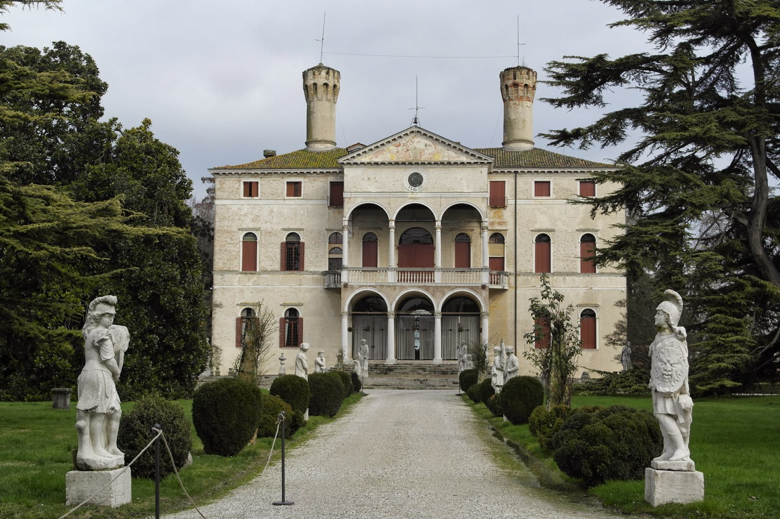 GIOCO DI LUCI: All'interno del castello - RONCADE (Treviso) Italy 09-02-14