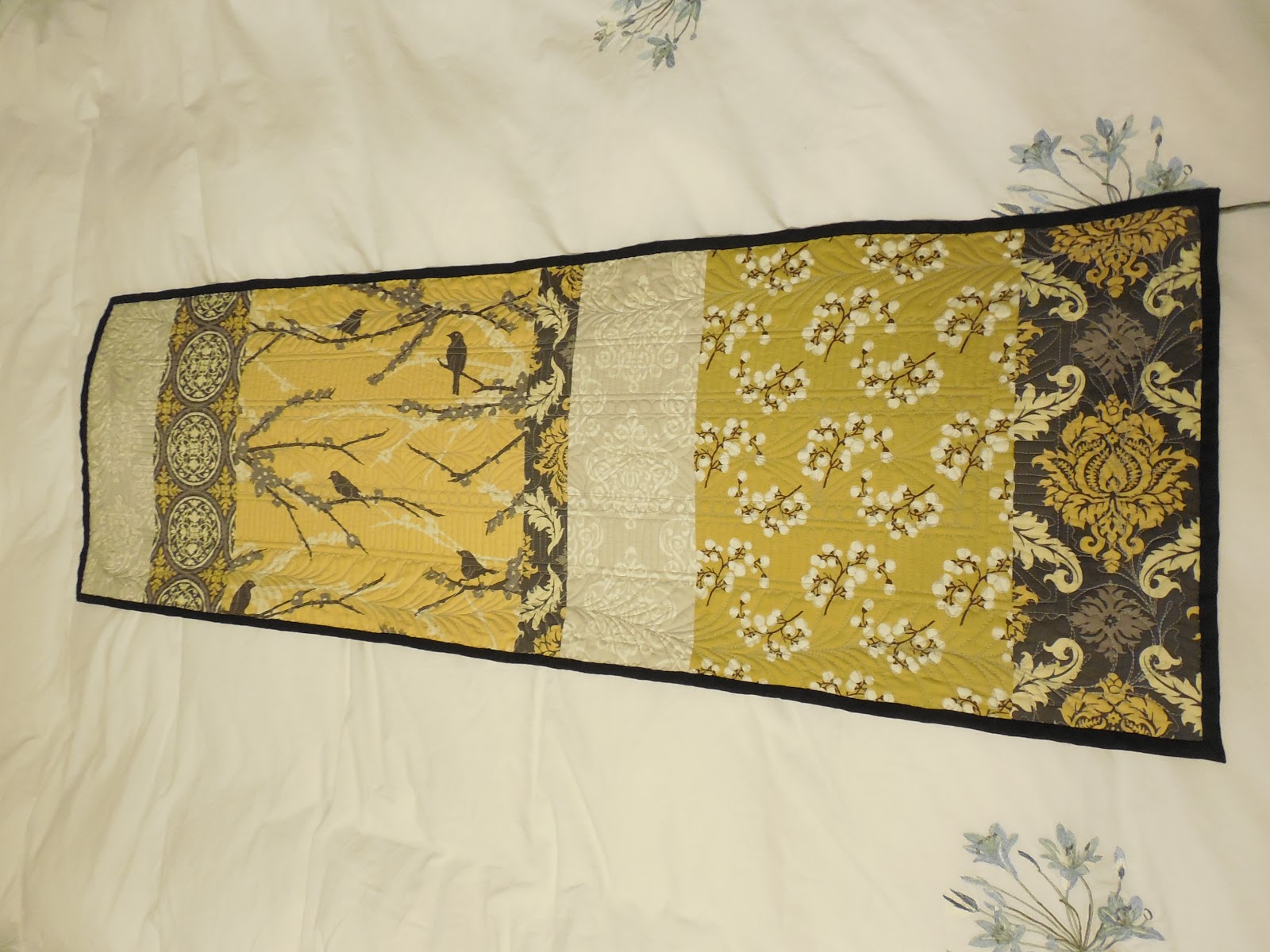 Tanderwen Quilts: Fancy quilted table runner