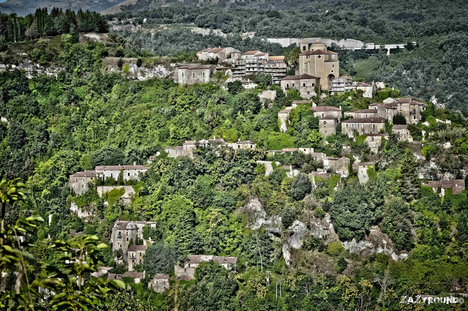 abbandonografando: Il Glorioso Centro Storico di Laino Castello