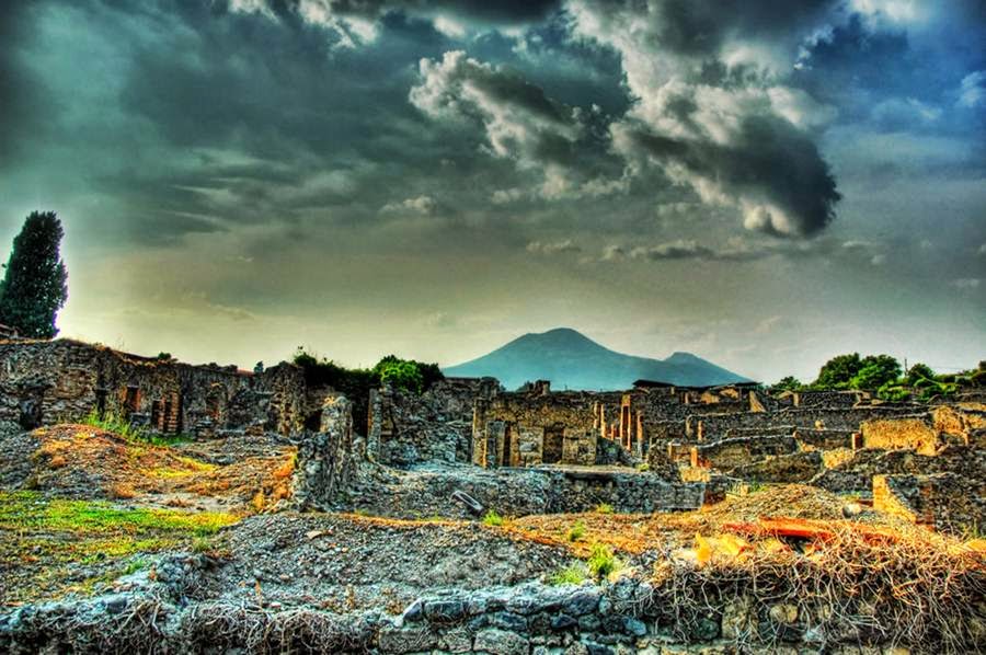 The Mount Vesuvius: One of the most active volcano with ancient ...