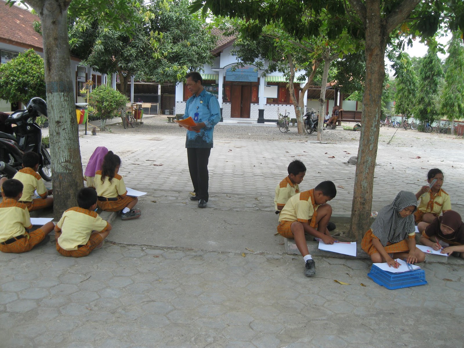 Menggambar Lingkungan Sekolah - SD NEGERI SUKORUKUN