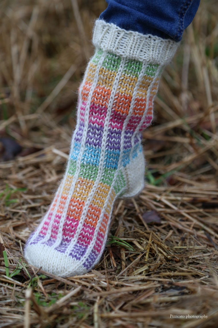 Pizzicato: Pystyraitasukat [Upright striped socks]