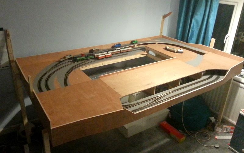 Michael's Model Railways: The Train Set Runs!