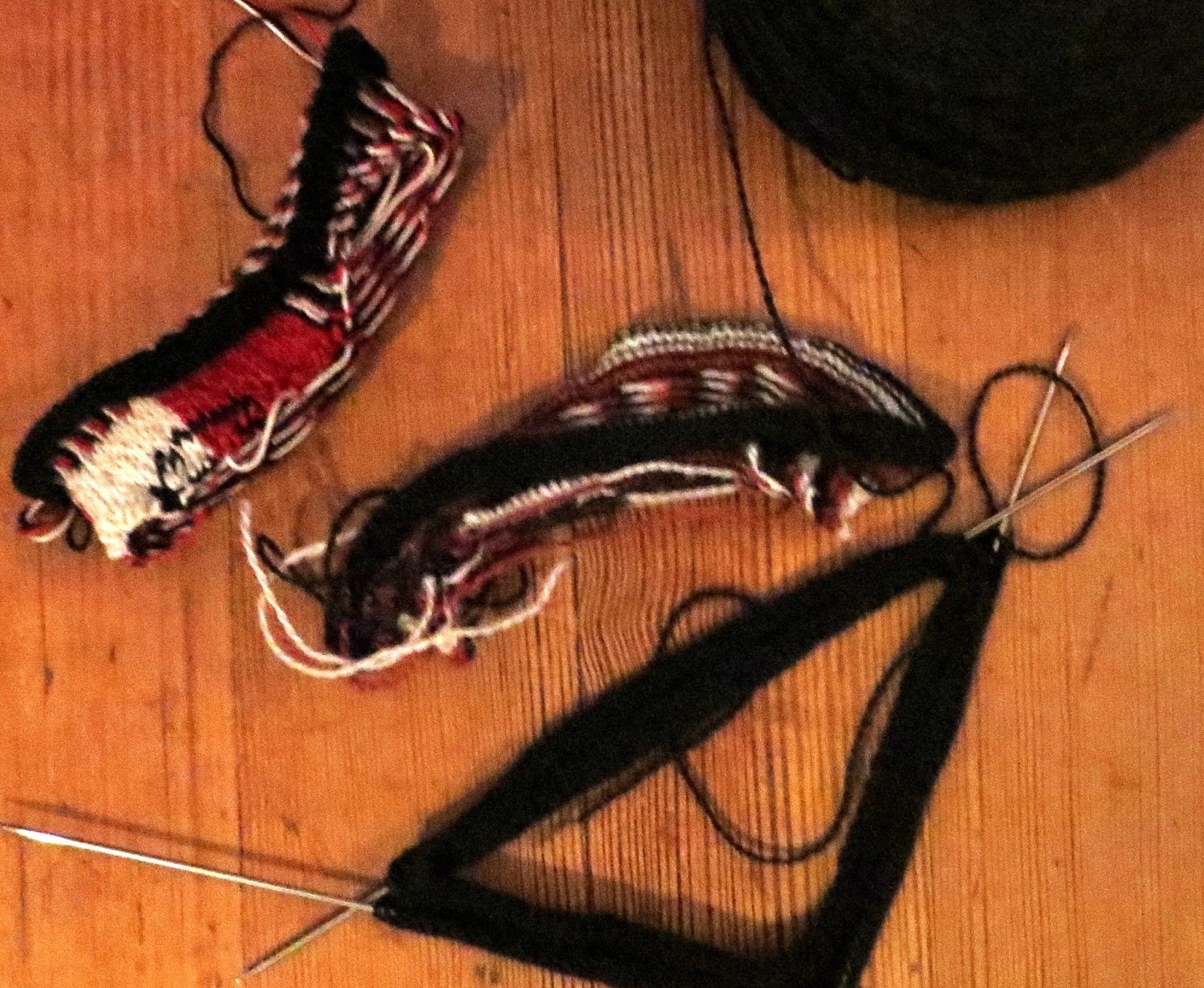 the meandering drop spinner: Medieval Style Knitting