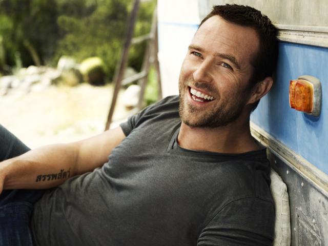 Sullivan Stapleton Abs 300