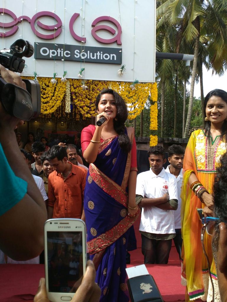 Anupama Parameshwaran (Premam Mary) Hot Navel Show In Saree for the ...