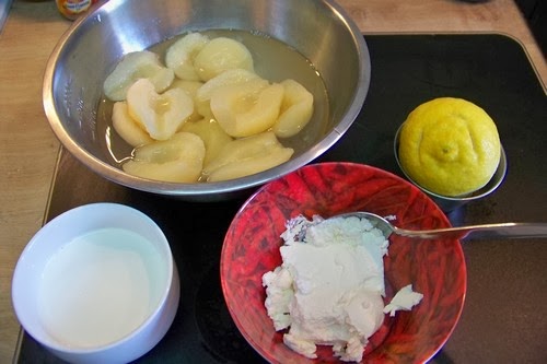 Cuisine en folie: Reine de Saba, coulis de poire et chantilly au gombava