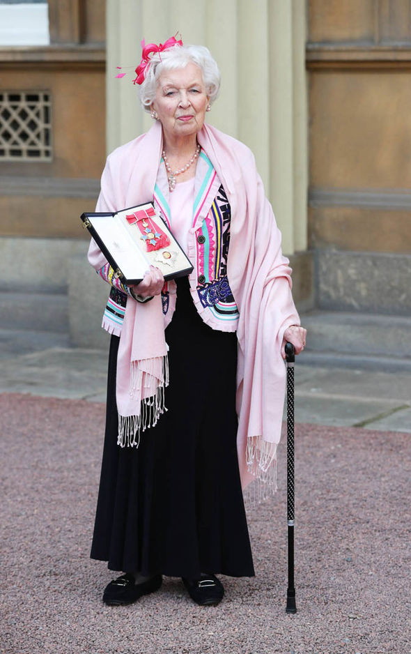 Carry On Blogging!: Dame June Whitfield collects Honour from Buckingham ...