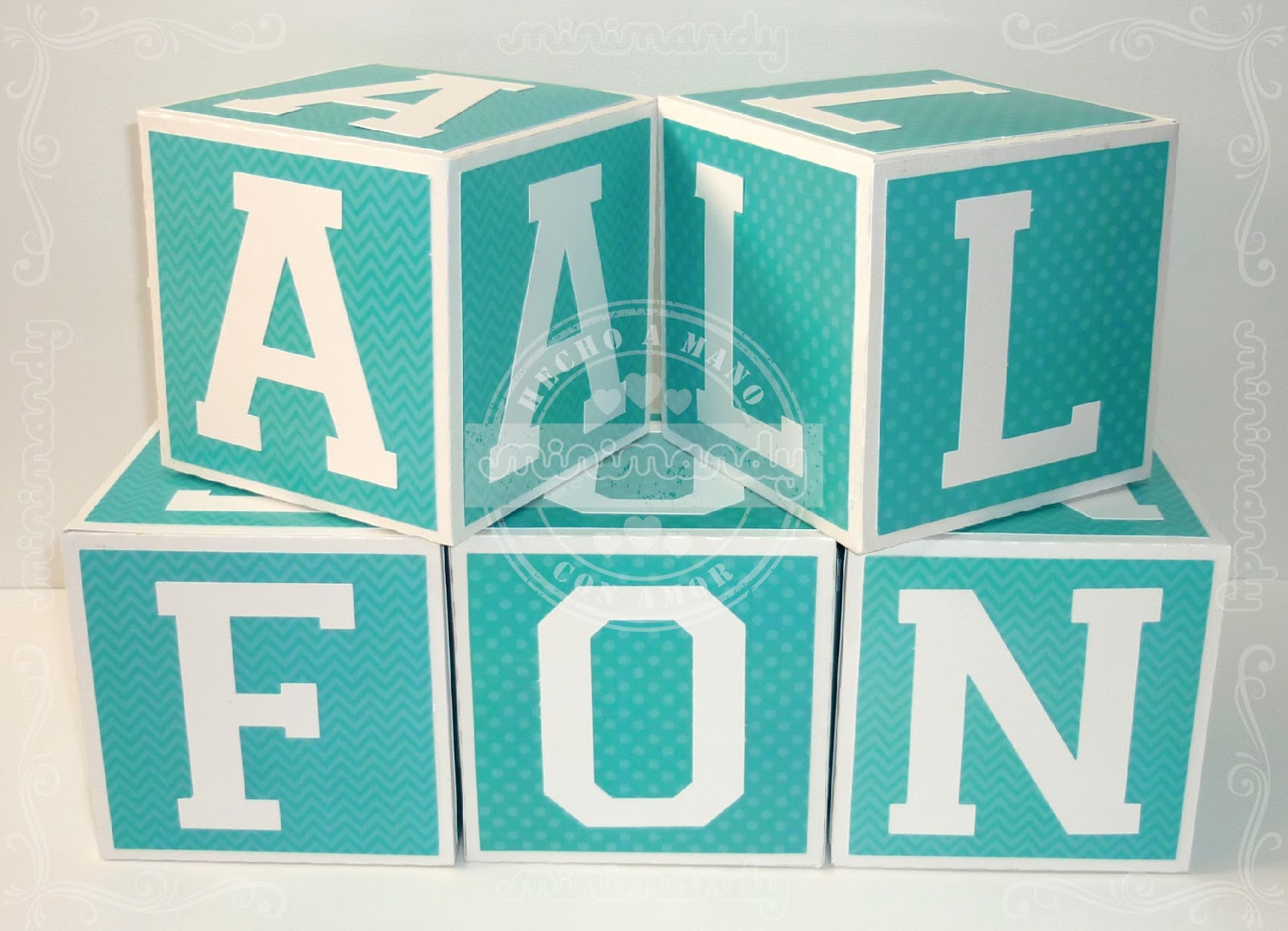 MinimandySign: Cubos de papel con letras.