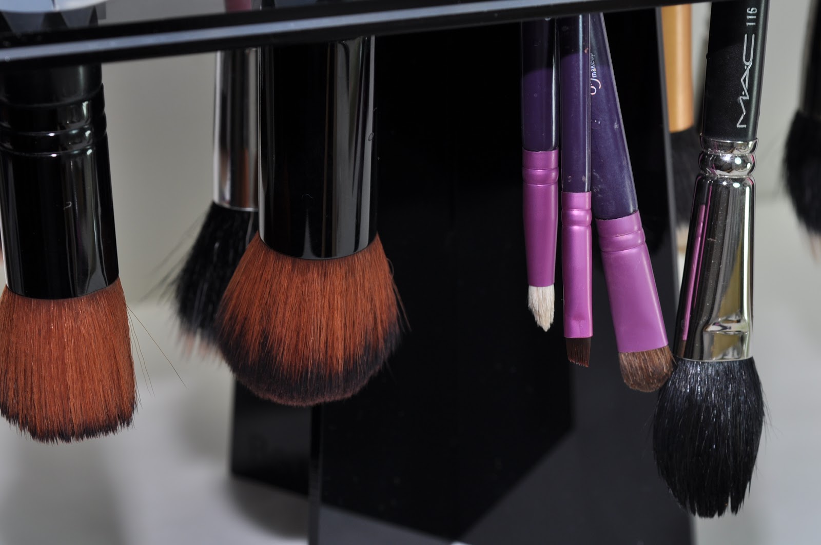 Benjabelle Makeup Brush Tree Review - The Shades Of U