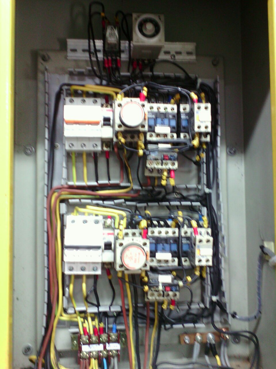 Spesialis pembuatan baru, pemasangan, dan perbaikan panel listrik