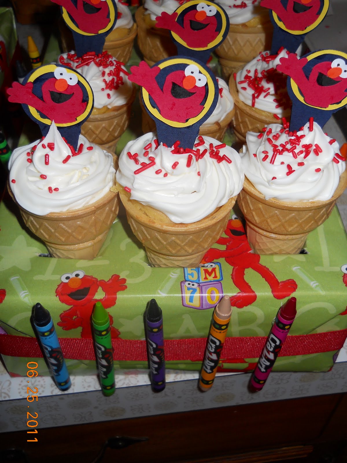 The MotherHOOD: Izak's Elmo 1st Birthday Party