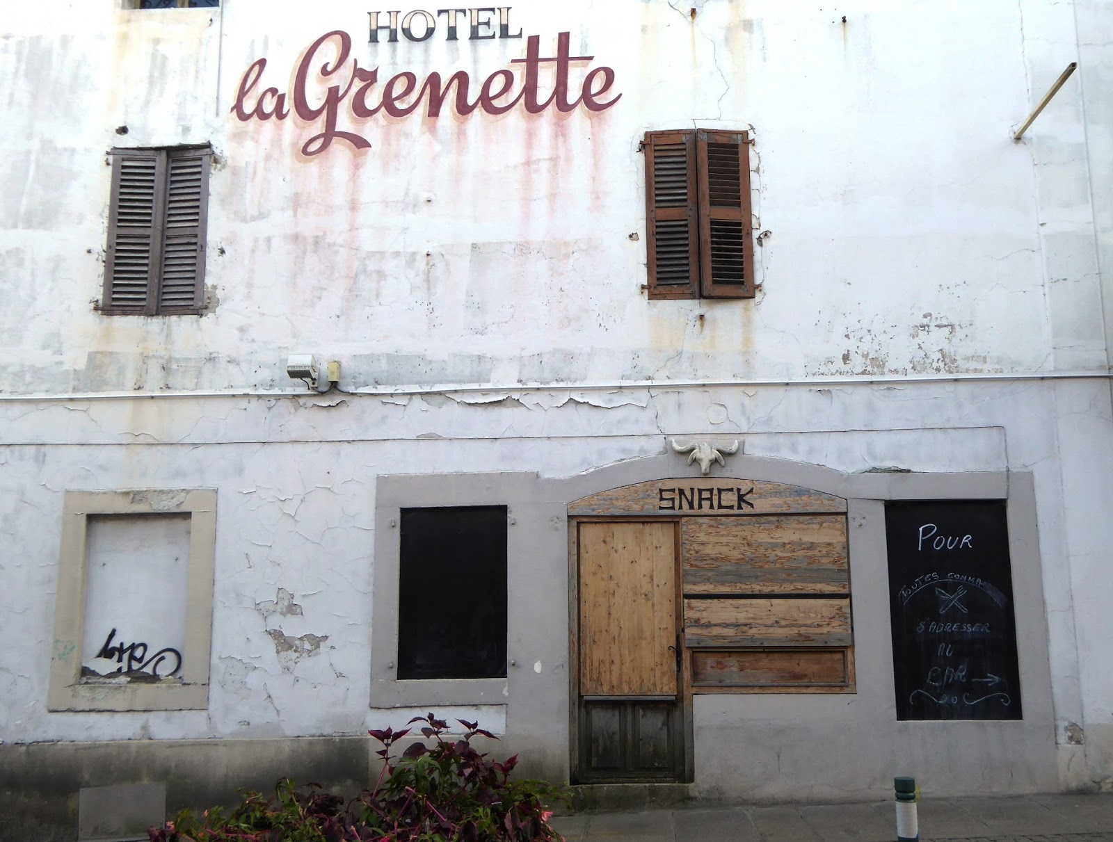 Des signes sur les murs: Grenette