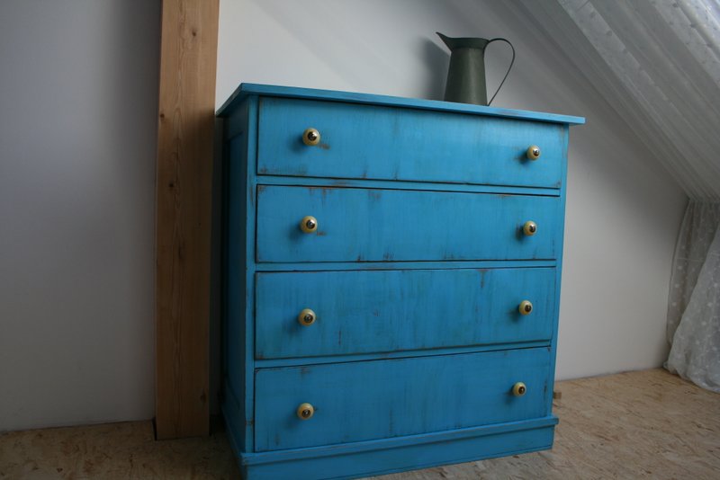 DOPUCU - jiný způsob renovace: No.1. - komoda modrá se žlutými úchytkami