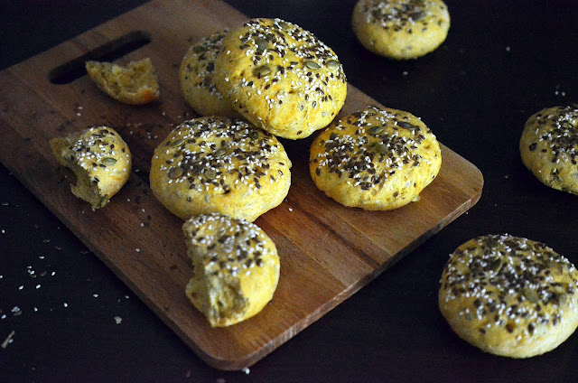 Chifle rustice cu seminte si boia afumata (de post)