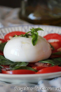 Ensalada de burrata, tomate y piñones
