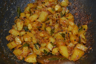 Vaniensamayalarai: Potato Kara Poriyal / Spicy Potato Poriyal