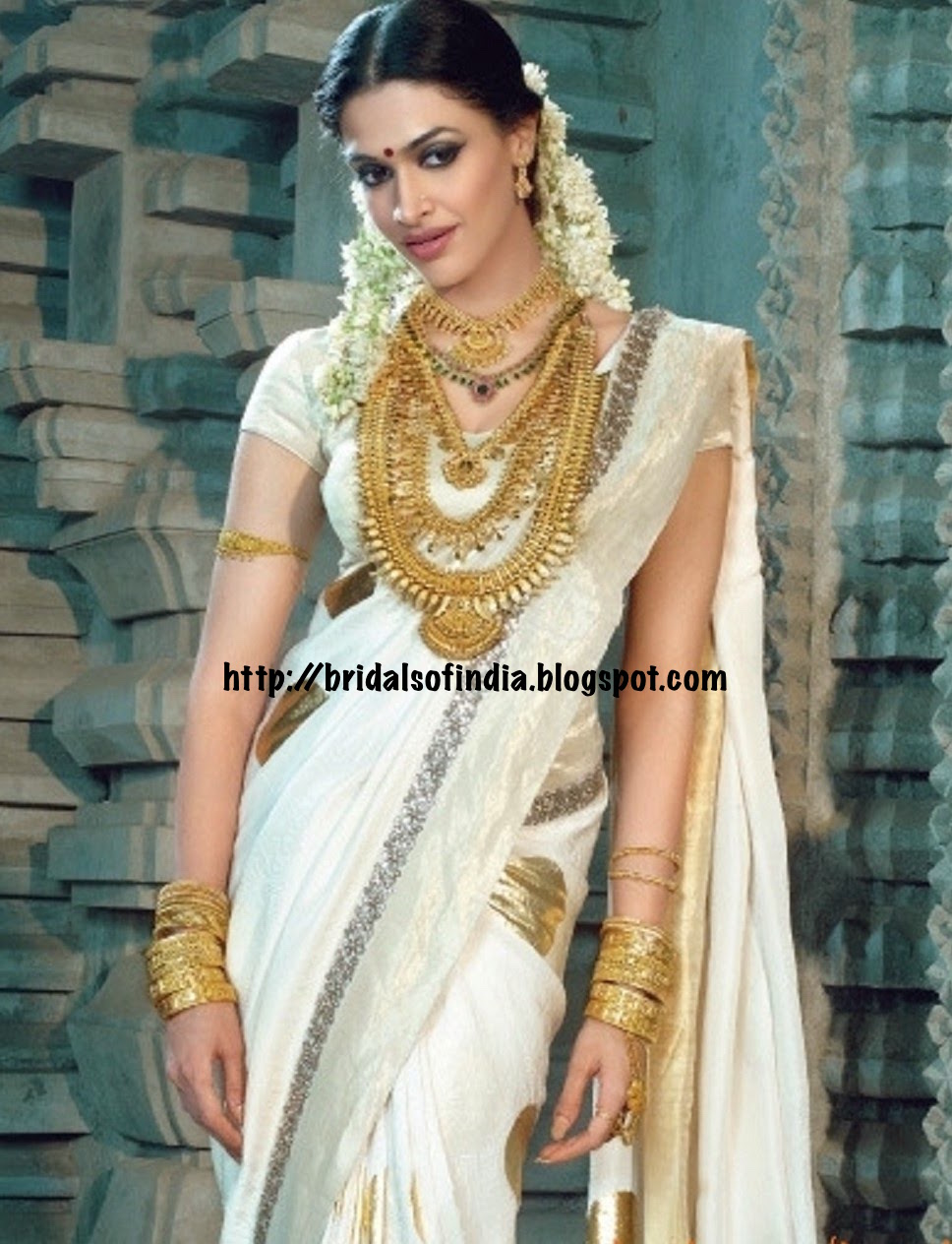 Fashion world: Kerala bride in traditional jewelry and saree