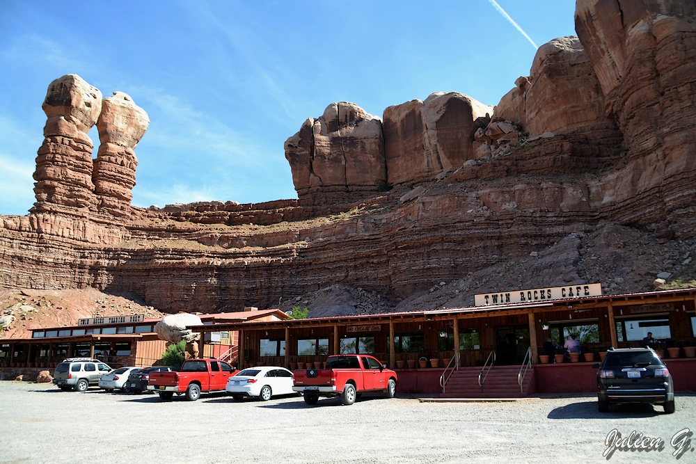 Coins du Monde: ÉTATS-UNIS - Utah - Le Twin Rocks Café de Bluff