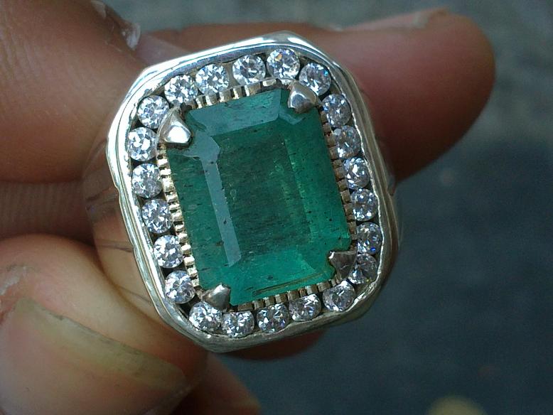 GREEN OBSIDIAN / Borneo Emerald | GEMSTONE | EMERALD | RUBY | SAFIR