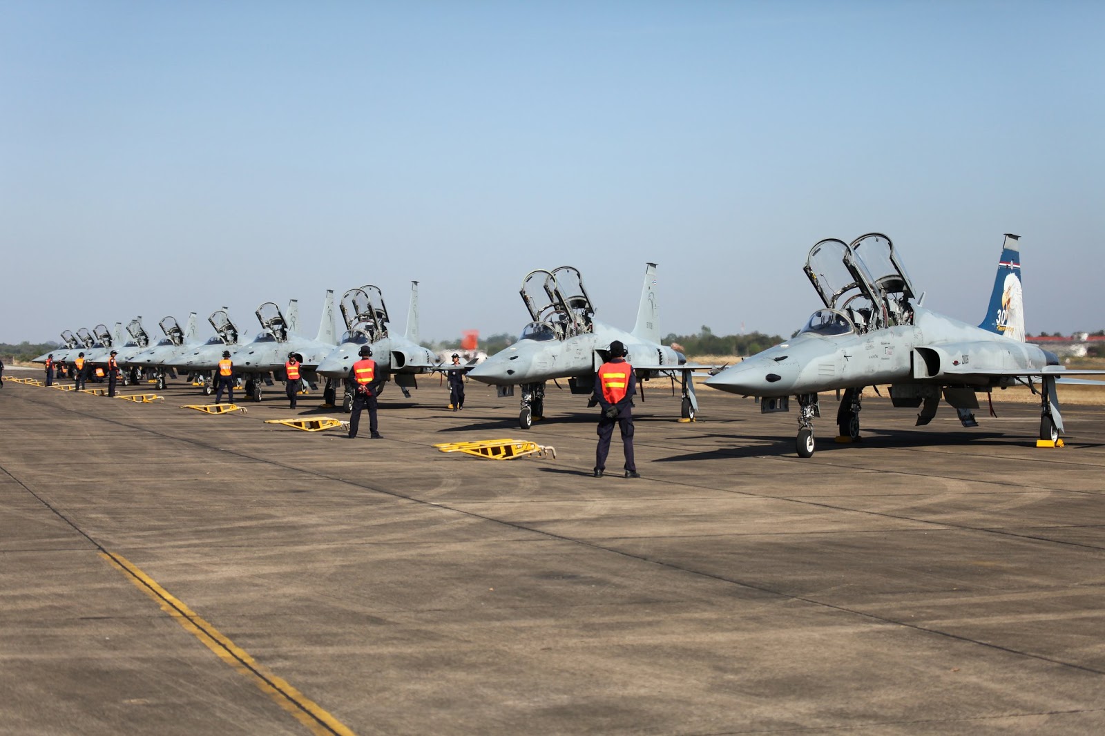 THAIDEFENSE-NEWS: ภาพการบินของ F-5T Tigris ของ ฝูงบิน 211
