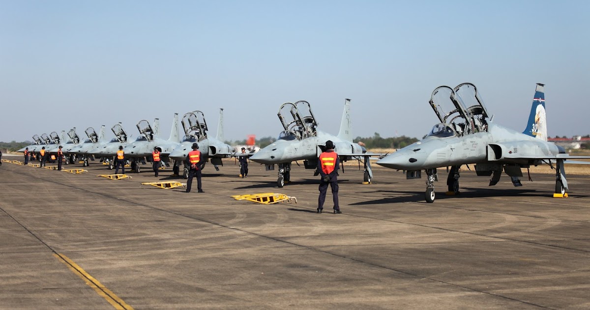 THAIDEFENSE-NEWS: ภาพการบินของ F-5T Tigris ของ ฝูงบิน 211