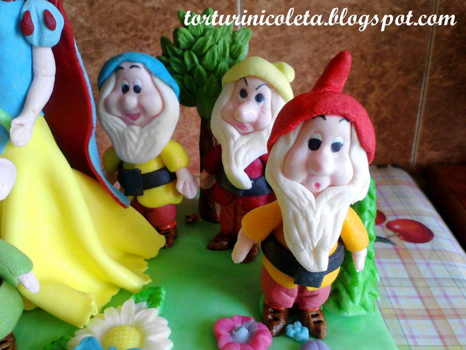 Torturi personalizate si ornamente comestibile in Dej: Tort "Alba ca ...