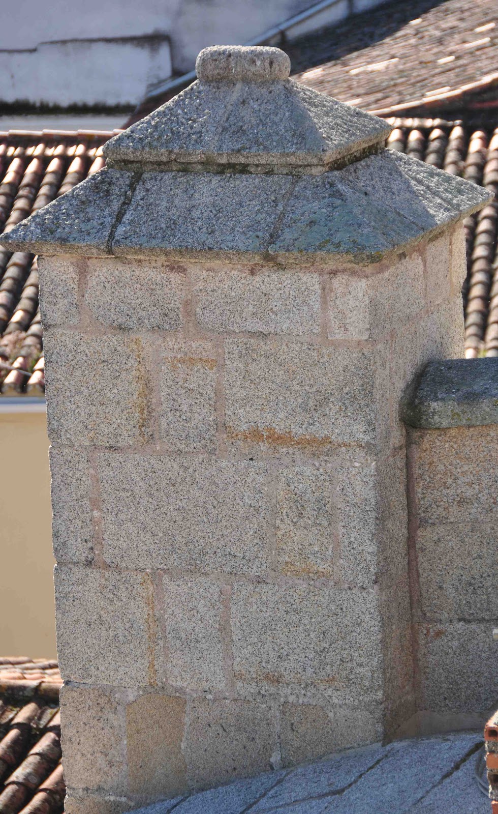 Alfiz. Elementos arquitectónicos y decorativos en Cáceres: Pináculo