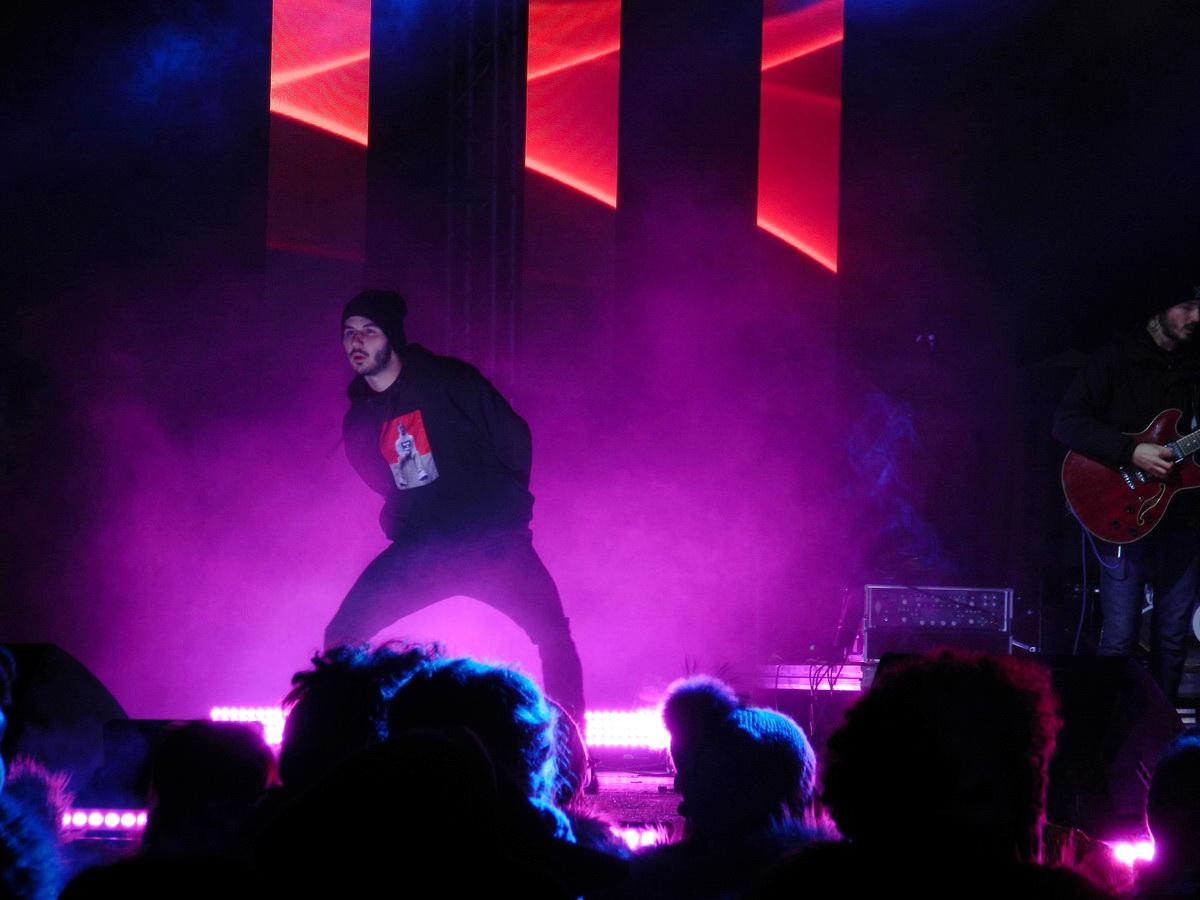 LA MULTI ANI, ROMANIA!: Dansand pe scena in Parcul Sebastian