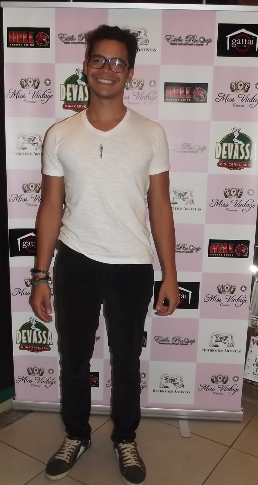 FAMOSOS COMEMORAM LANÇAMENTO DO SITE ESTILO PIN UP NA CERVEJARIA ...