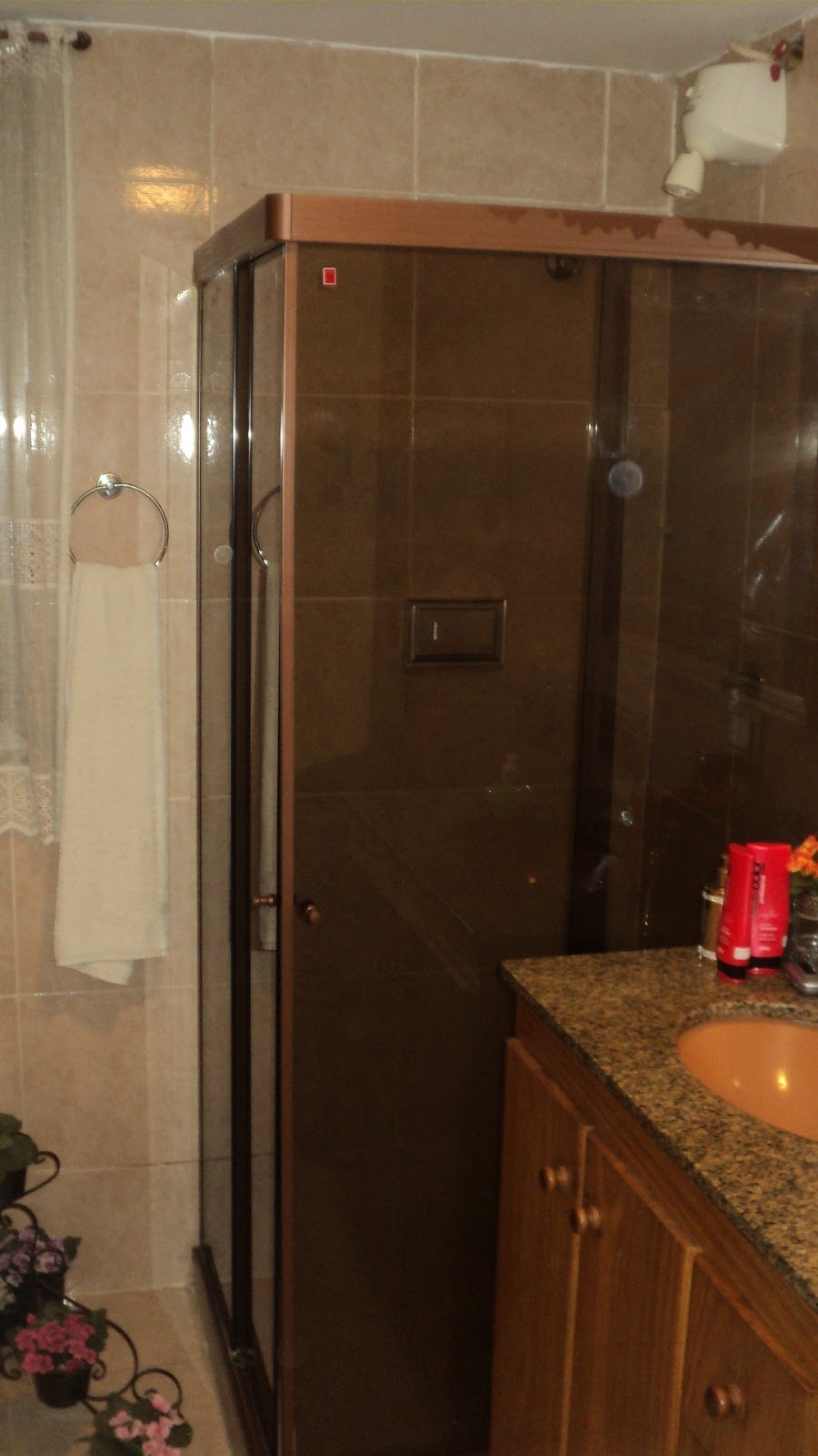 AF4 TEMPER VIDROS: Box de canto fumê com perfil champanhe.