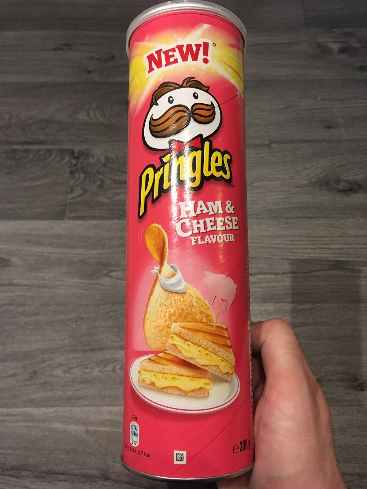 A Review A Day: Today's Review: Ham & Cheese Pringles