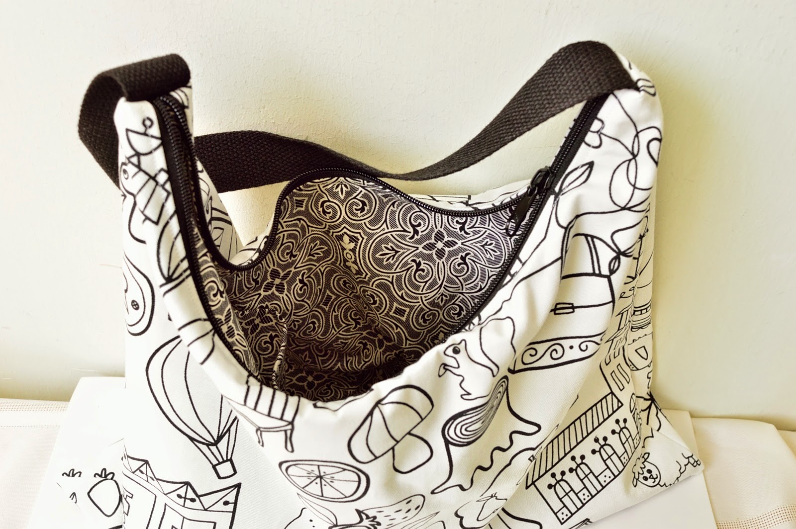 Line drawing shoulder bag | Projects by Jane