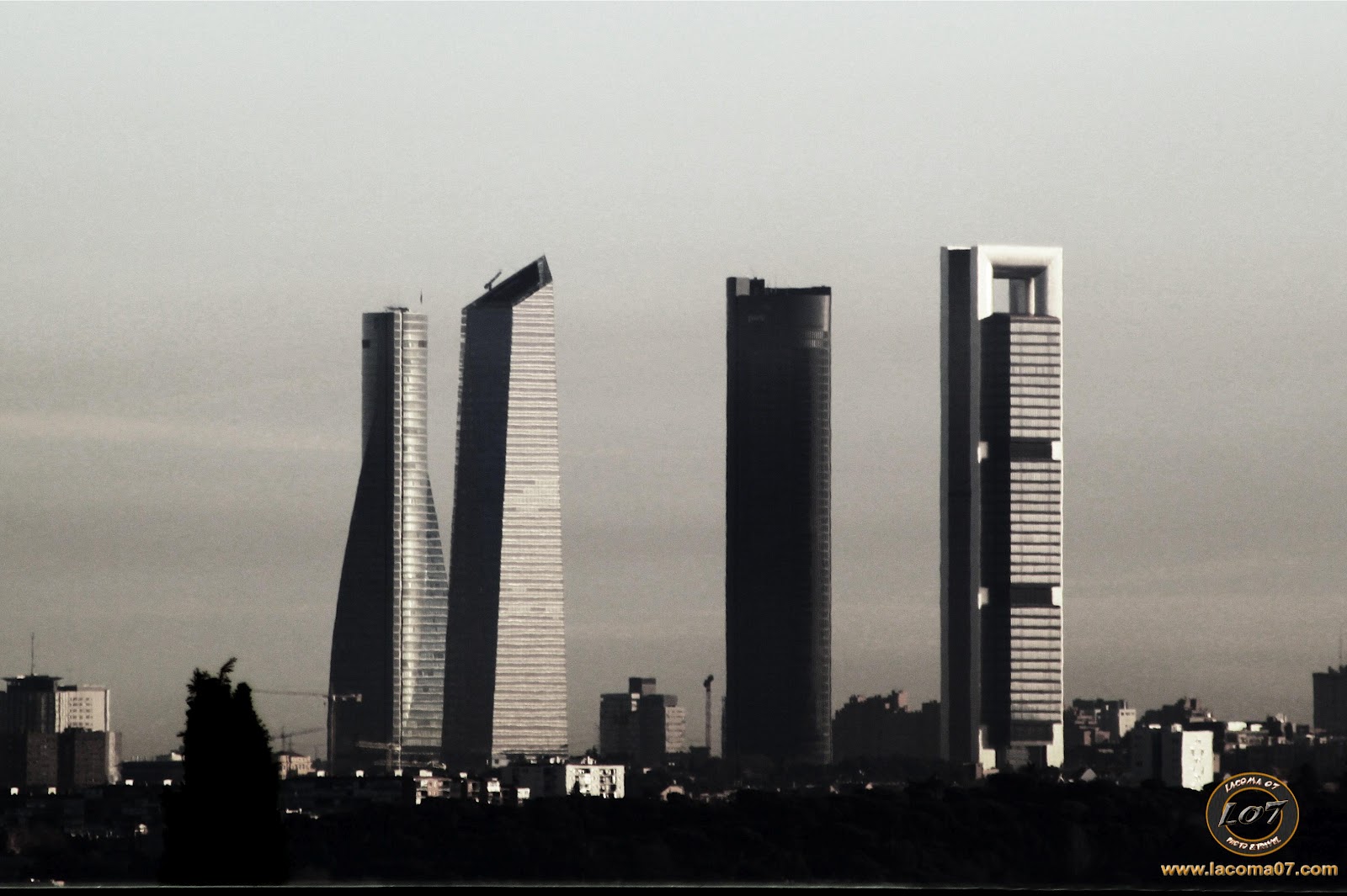 Fotografia viajera Lacoma 07: Las Cuatro Torres de Madrid (blanco y negro)