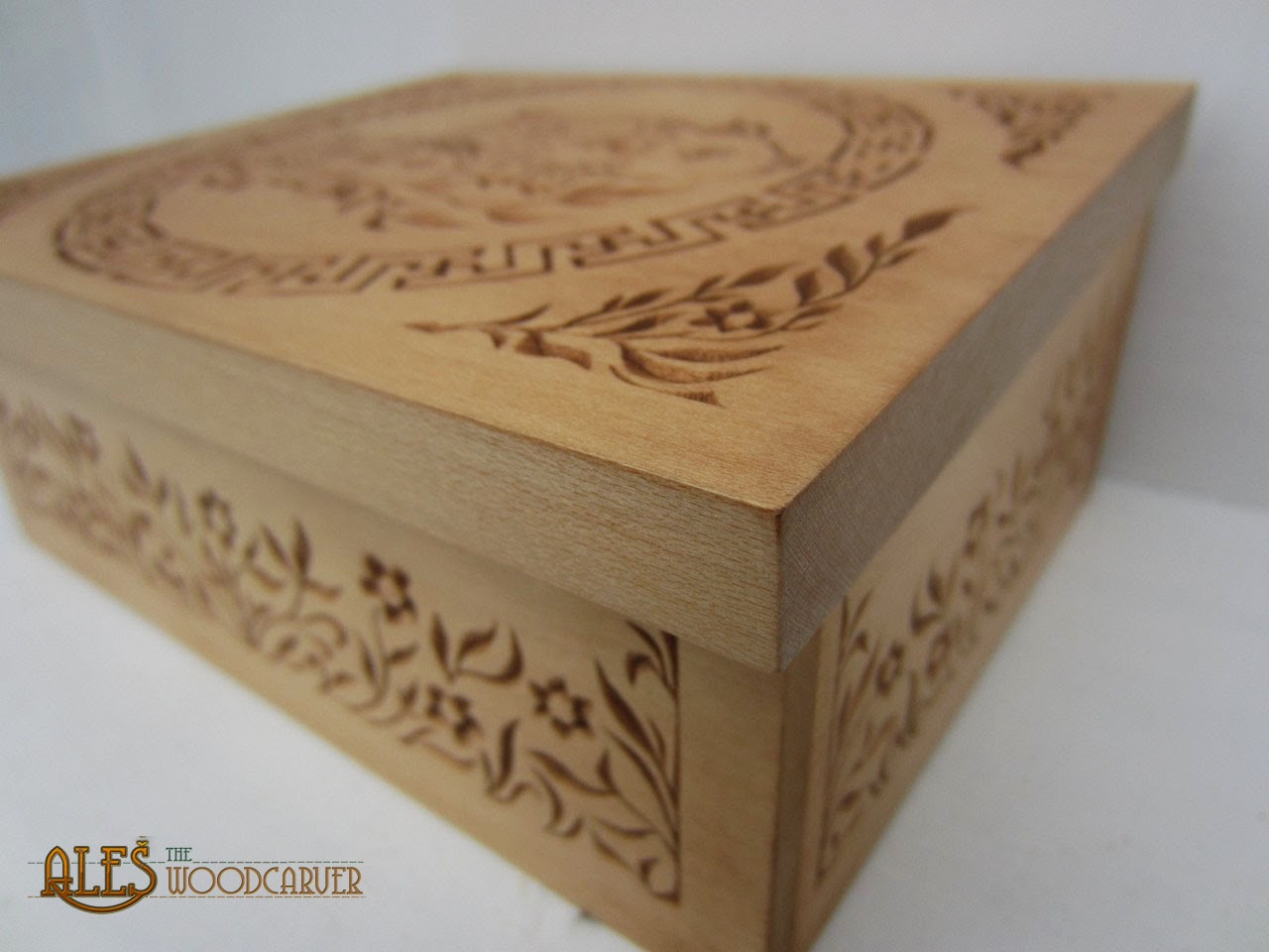 Ales the woodcarver: Chip carved trinket box
