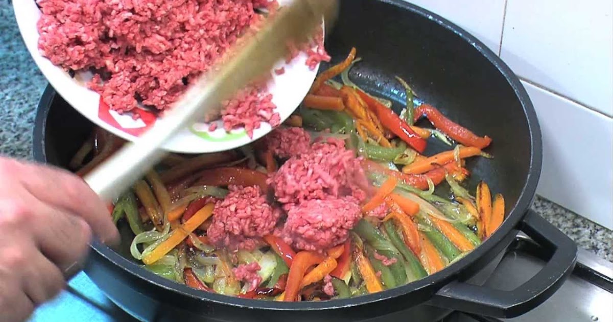 Salteado de carne de res molida, vegetales, lechoza y piña