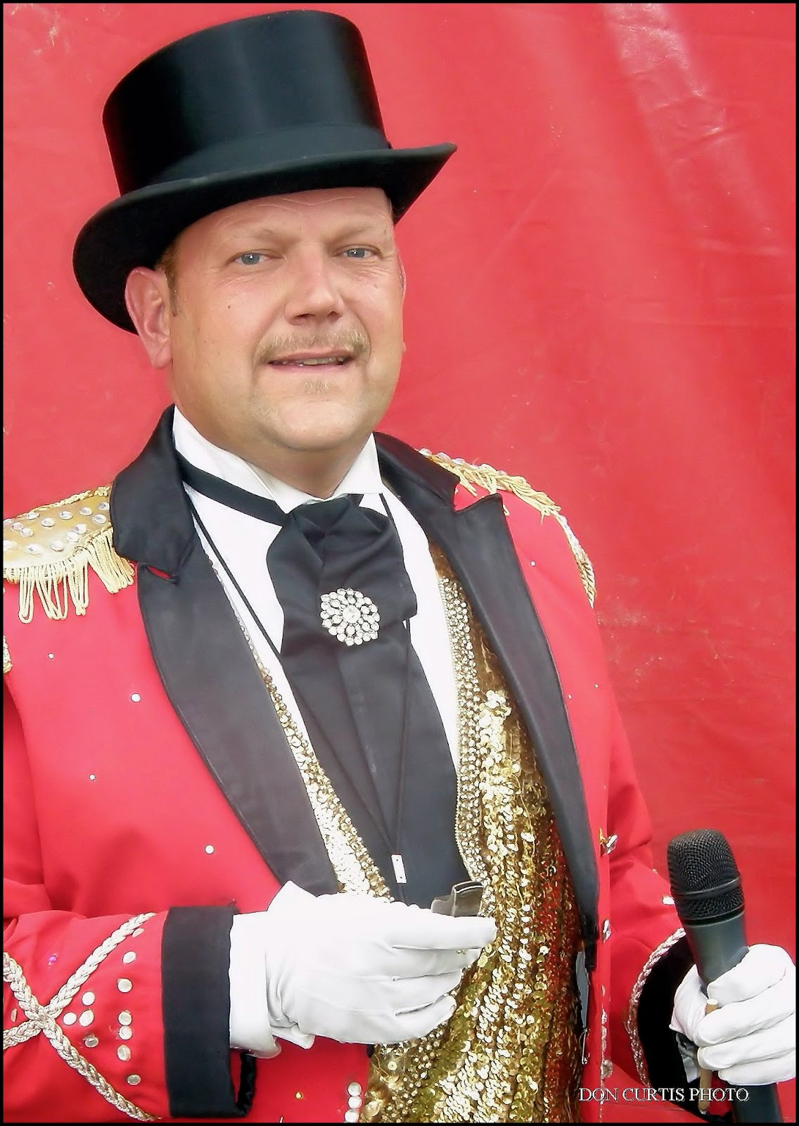 CIRCUS PERSONALITY PHOTOS: Amicable Ringmaster
