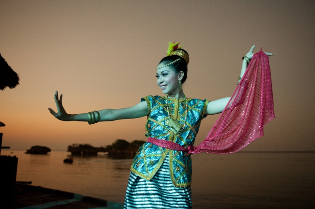 Budaya Sulawesi Tenggara - THE COLOUR OF INDONESIA