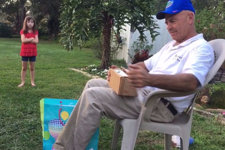 Η συγκινητική στιγμή που ένας 66χρονος βλέπει χρώματα για πρώτη φορά ...