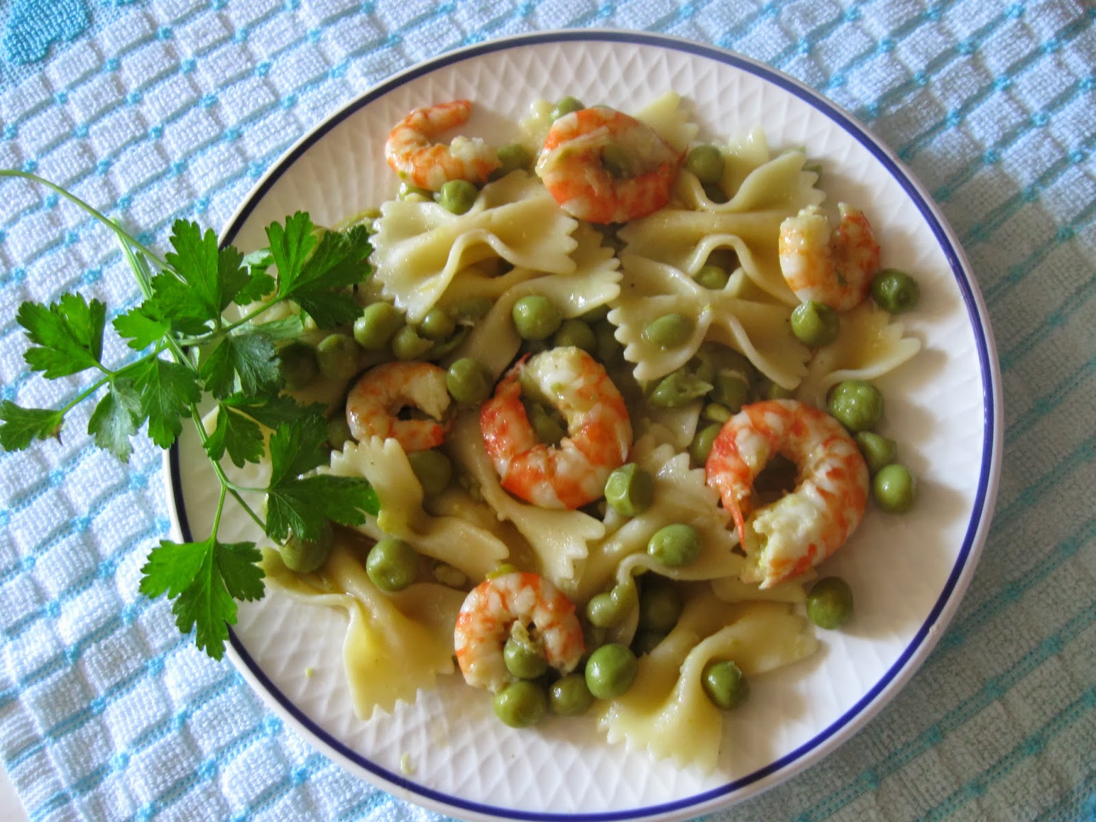 LA GRANJA DE ADRIANA: Frafalle con arvejas, langostinos y curry