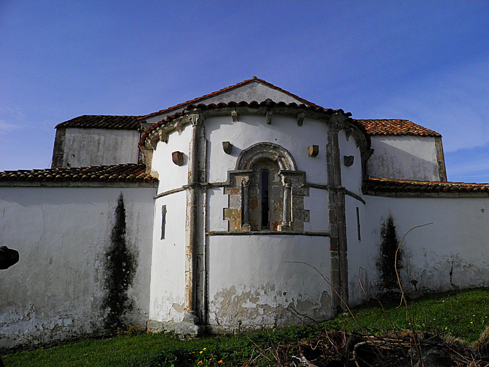 La portada meridional presenta un arco de medio punto protegido por un ...